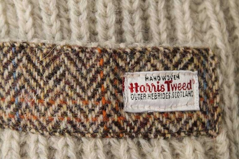 Grobstrick-Cardigan im traditionellen Stil mit Harris-Tweed-Einsätzen ...